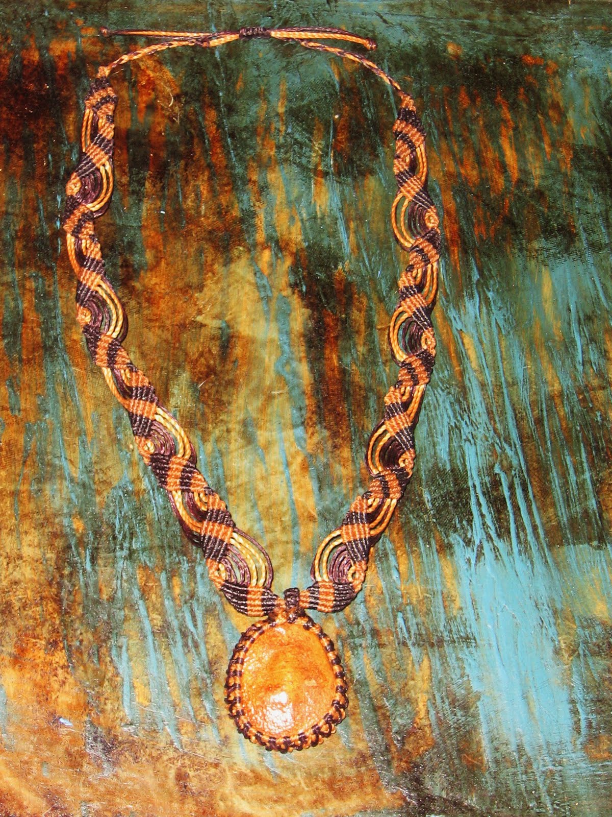 Mera Naan Art: Collar de macrame tonos marrones con semilla de jacaranda