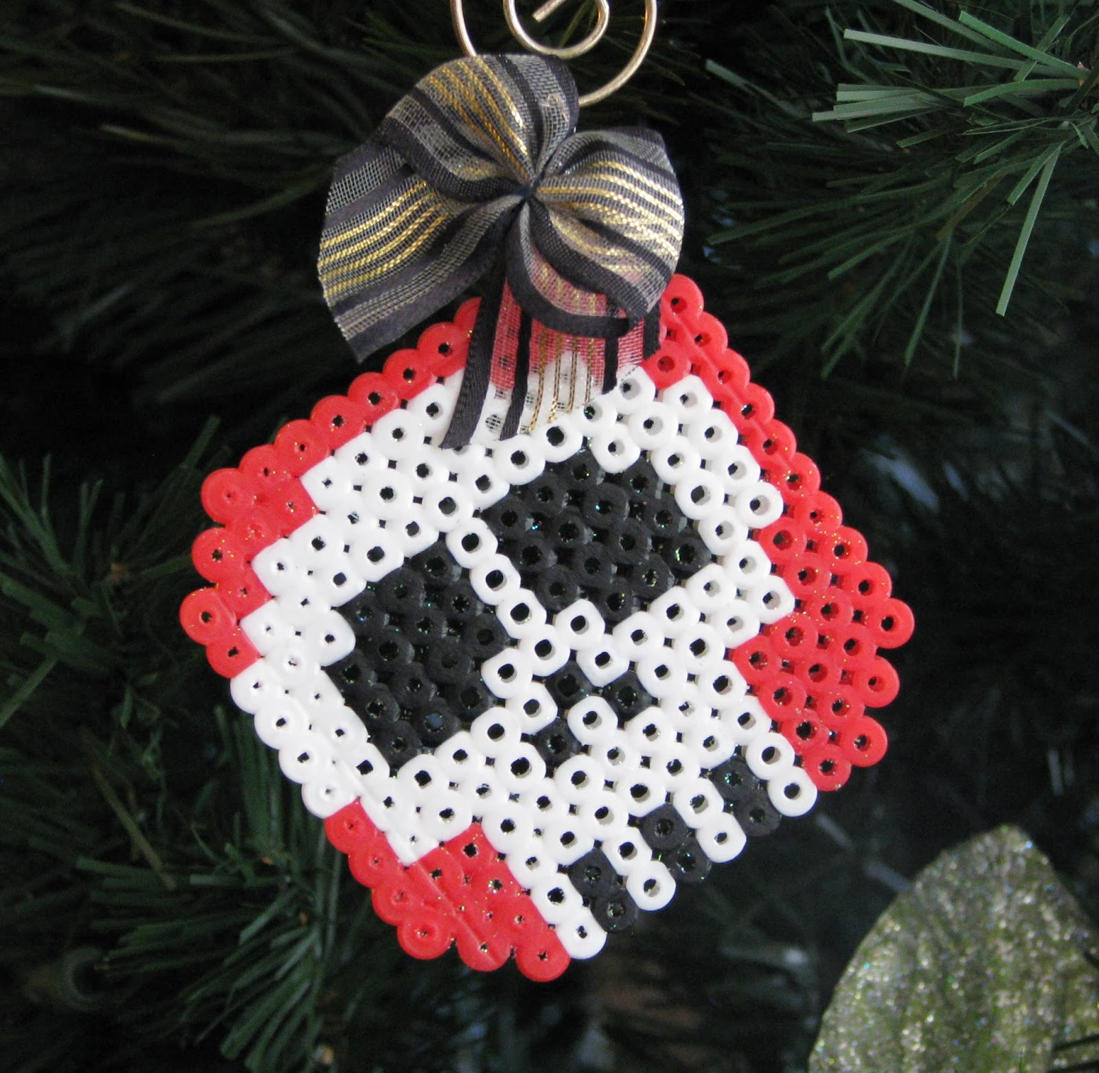 POTIONSMITH: Perler Bead Skull Ornaments
