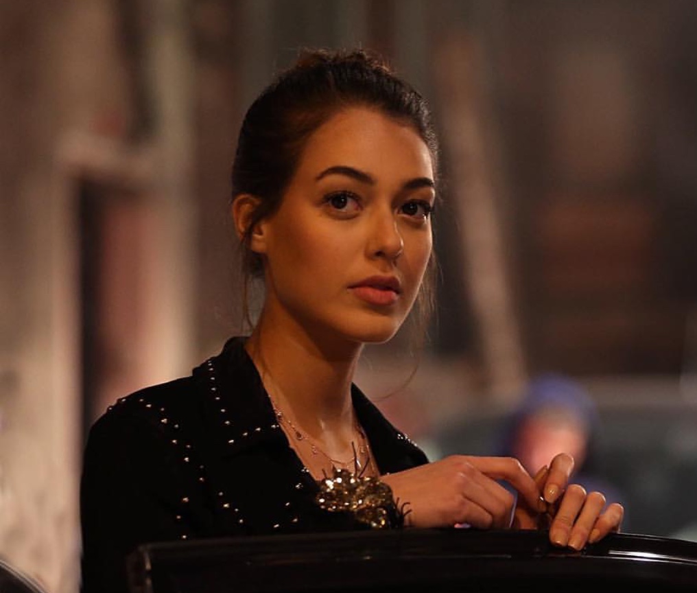 ÇUKUR DİZİSİ SENA'NIN KIYAFETLERİ