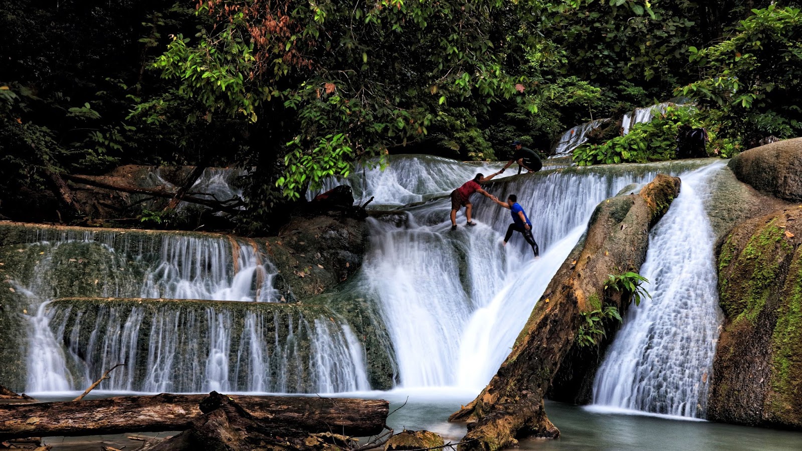 Menikmati Keindahan Air Terjun Moramo
