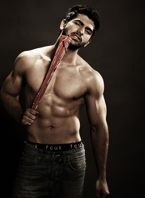 Shirtless Bollywood Men: Taaha Shah