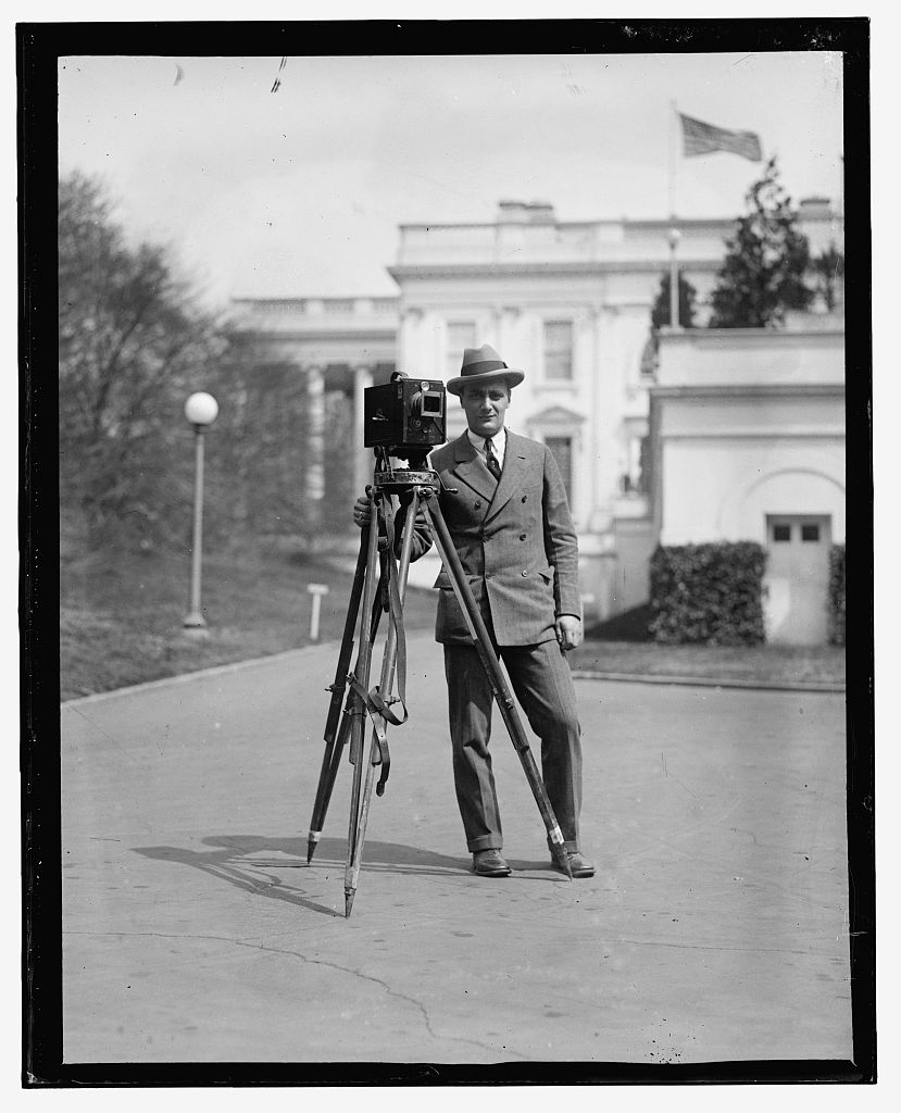 Interesting Vintage Photos of People Posing With Big Cameras From the ...