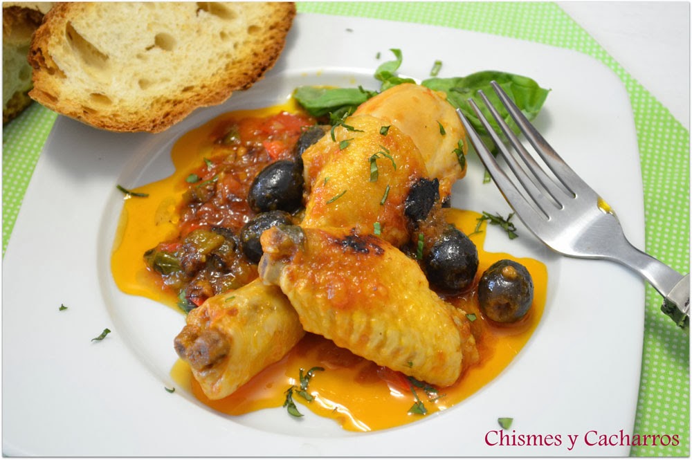 Pollo con Tomate, Albahaca y Aceitunas - Chismes y Cacharros