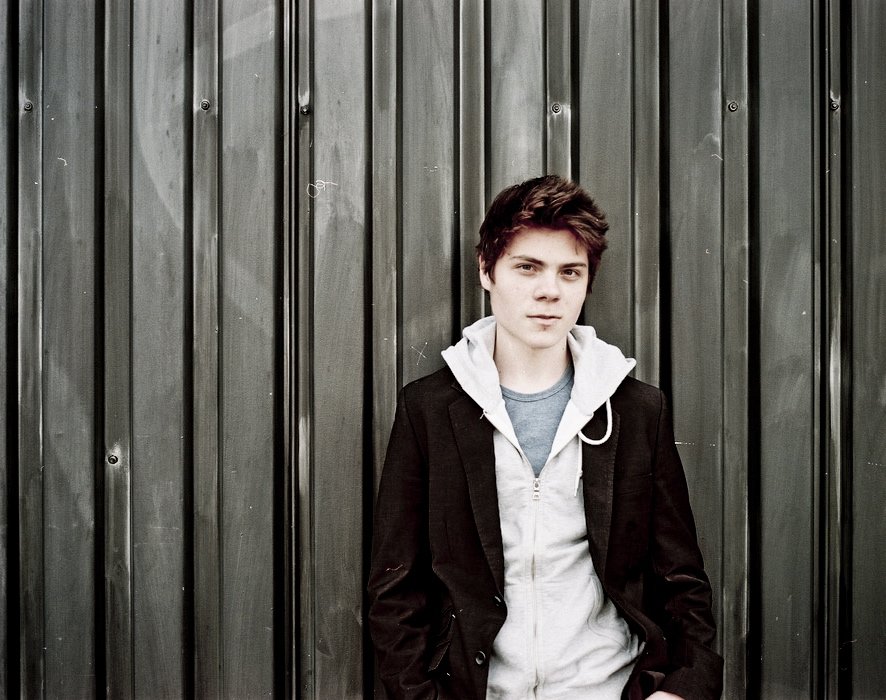 Biografía de Atticus Dean Mitchell - TVNotiBlog