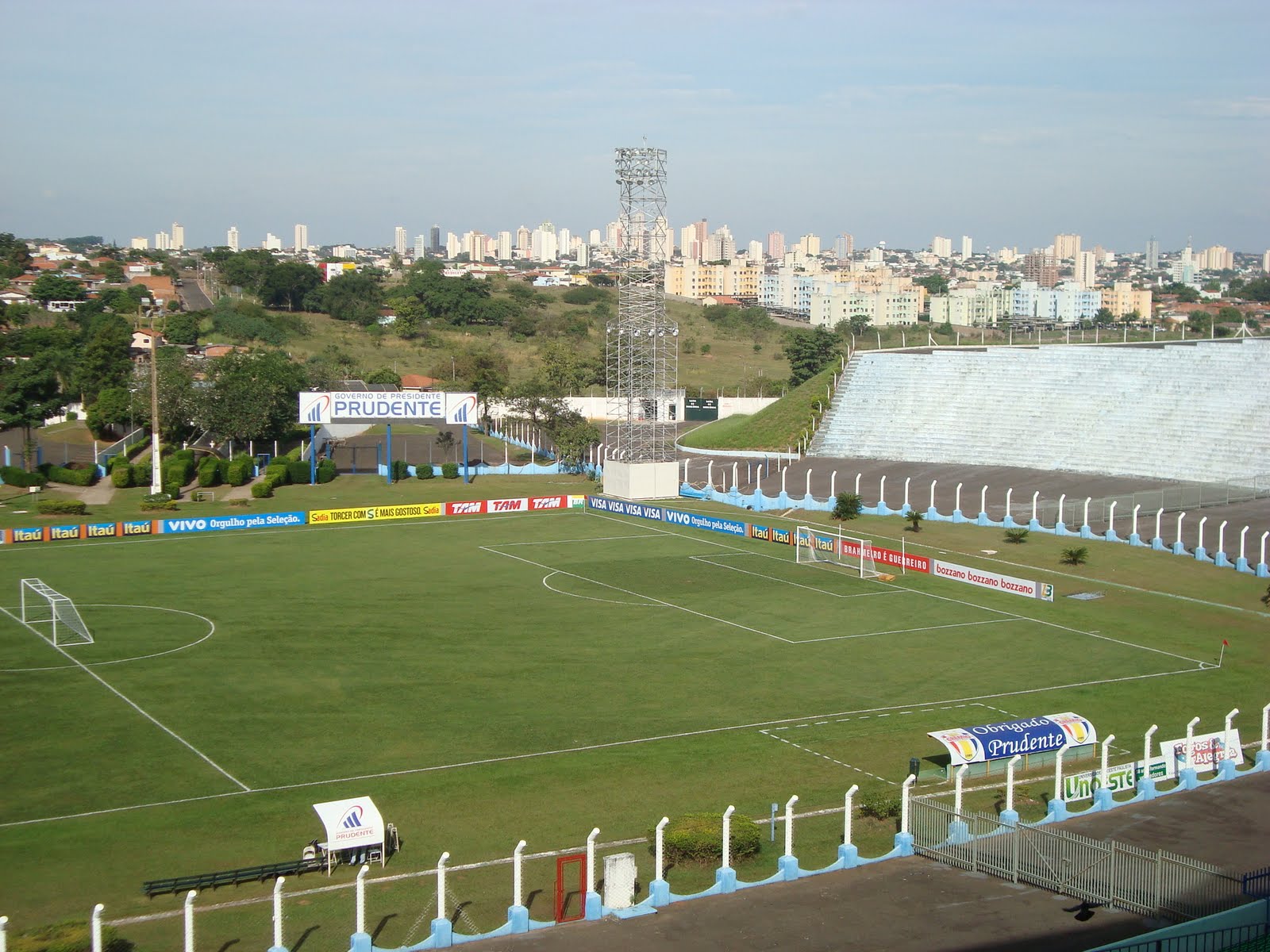 ESTÁDIOS E ARENAS: PEQUENOS GRANDES ESTÁDIOS