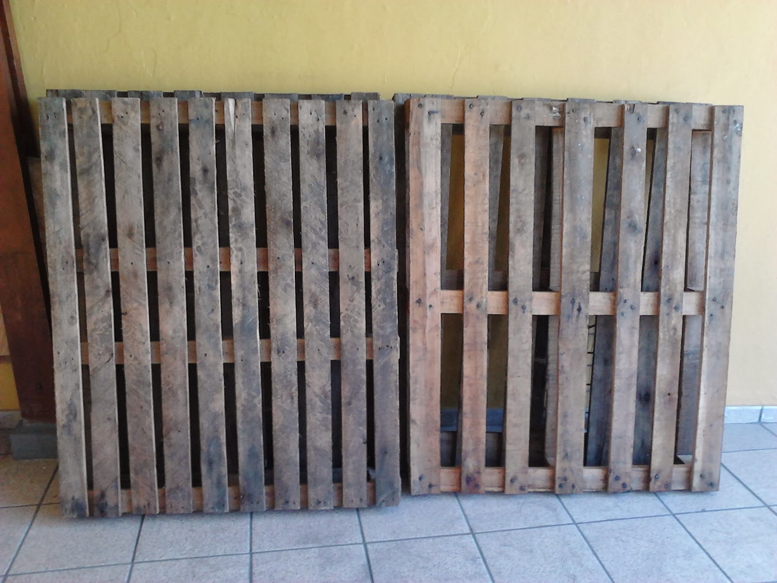 Teto, parede e afeto: Cama de pallet