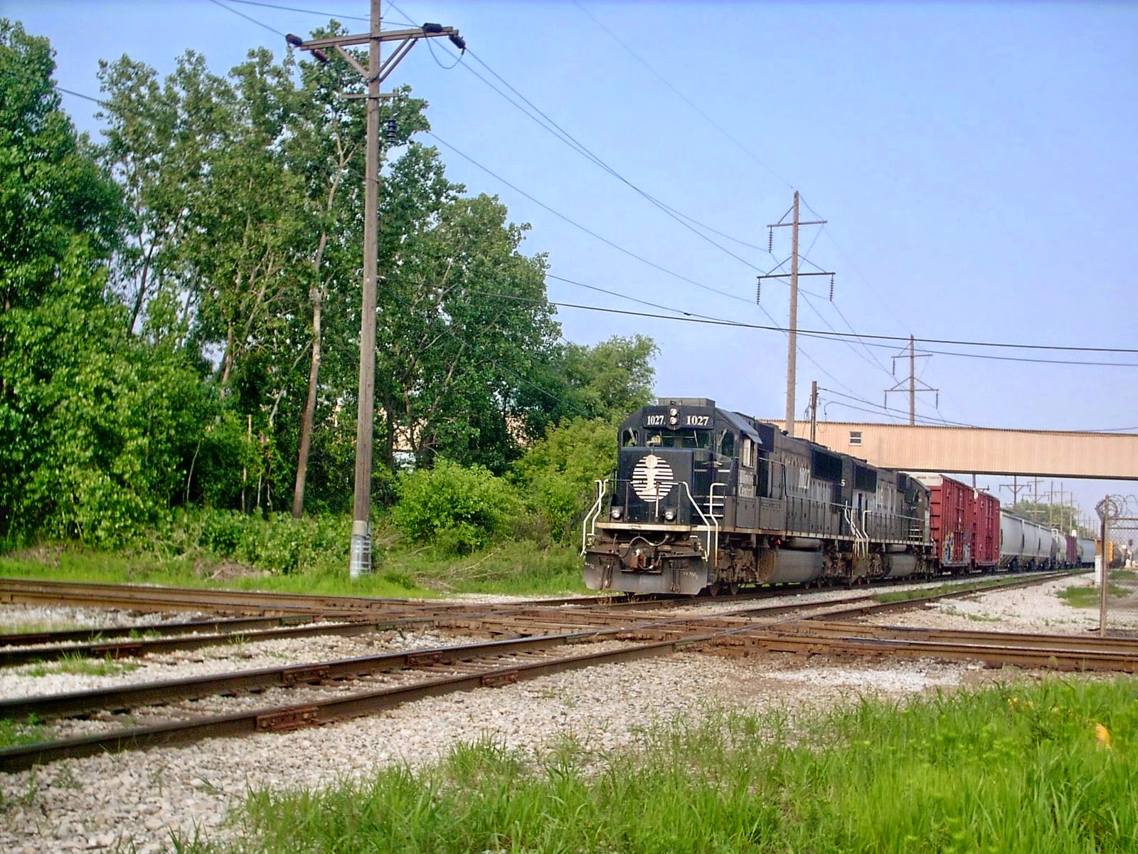 Eddie's Rail Fan Page: A westbound Canadian National freight train with ...
