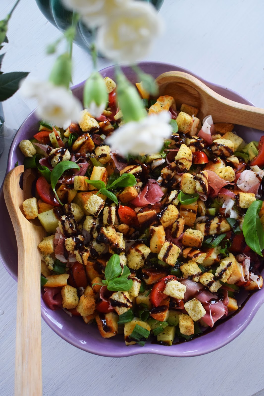 Smaskelismaskens: Matig sallad med parmaskinka, halloumi och pestodressing