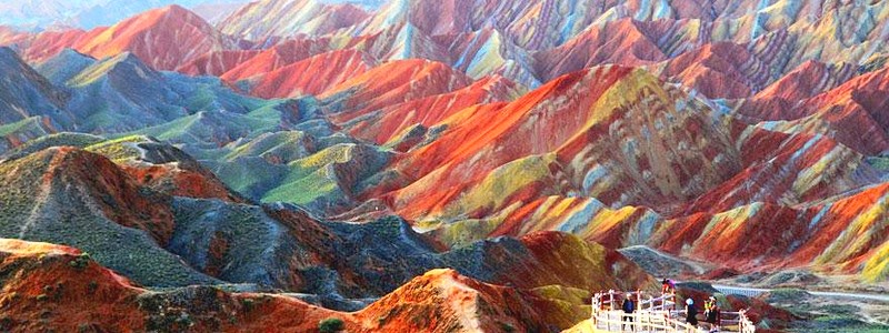 Dan di antara gunung-gunung itu ada garis-garis putih dan merah yang ...