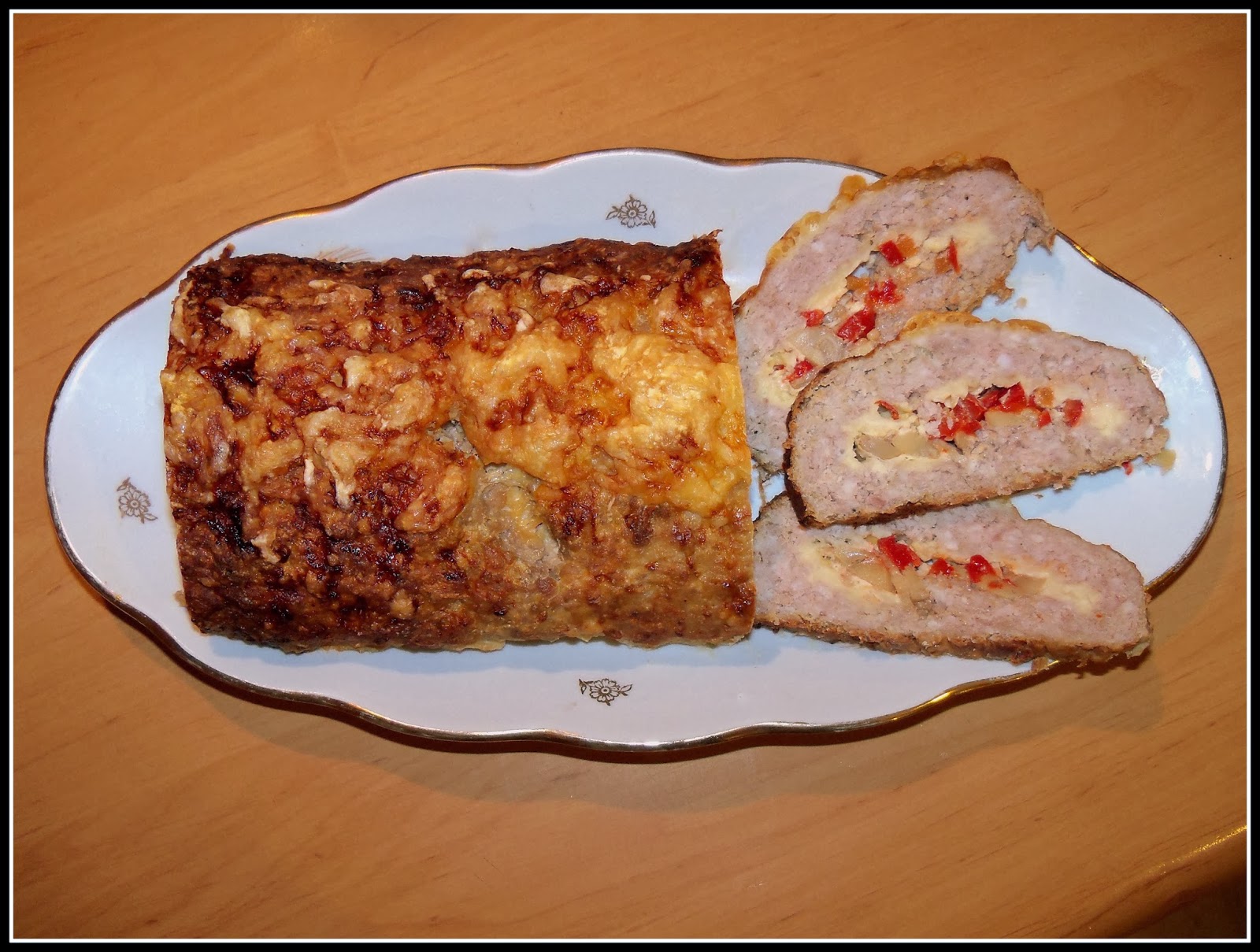 Maltās gaļas rulete ar marinētiem šampinjoniem un marinētu papriku ...