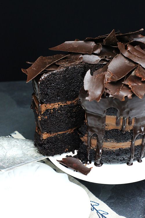 Rustic Chocolate Cake with Chocolate Ganache - Easy Recipe and DIY Tips