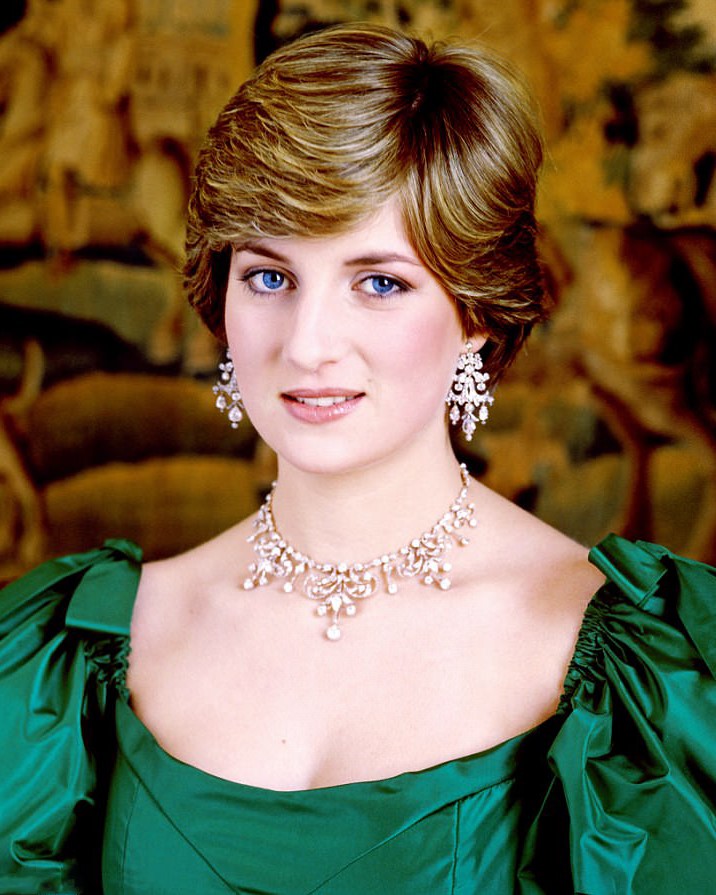 Royal Family Around the World: The Late Princess Diana draped herself ...