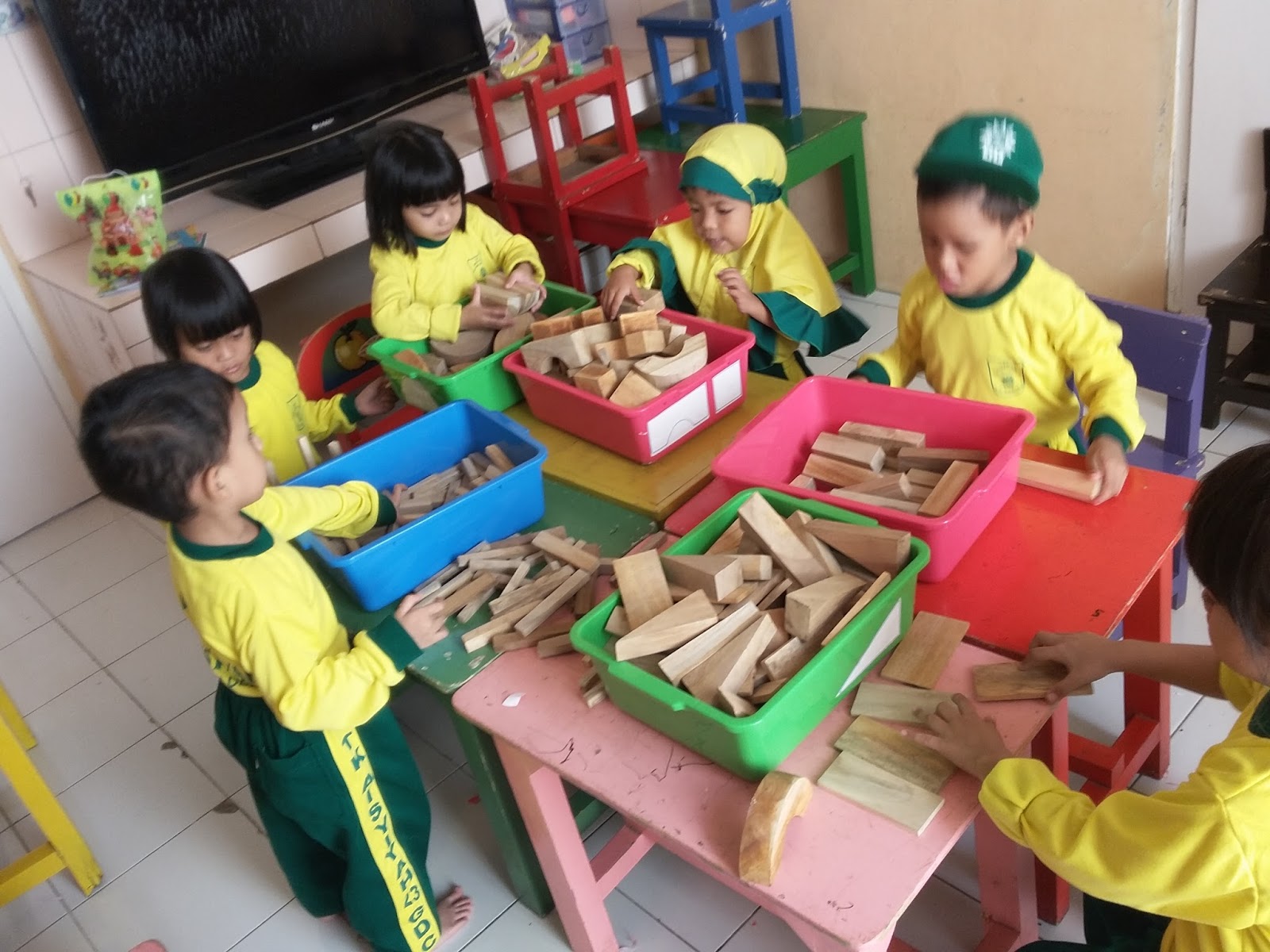 BELAJAR SAMBIL BERMAIN: Bermain balok-balok membuat bangunan