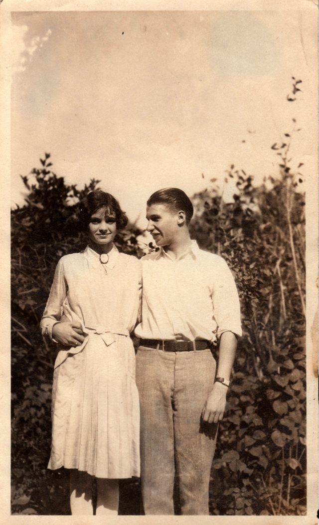 35 Cool Snaps of Young Couples That Defined Lifestyle of the Roaring ...