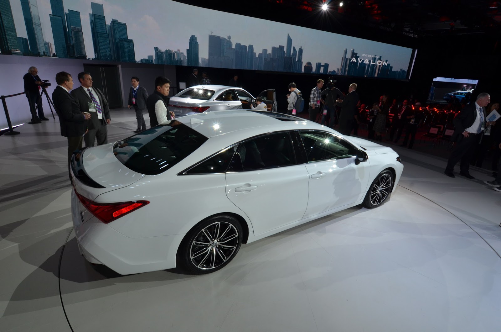 2019 Toyota Avalon Edges Closer To Lexus, Adds Apple CarPlay Too - car news