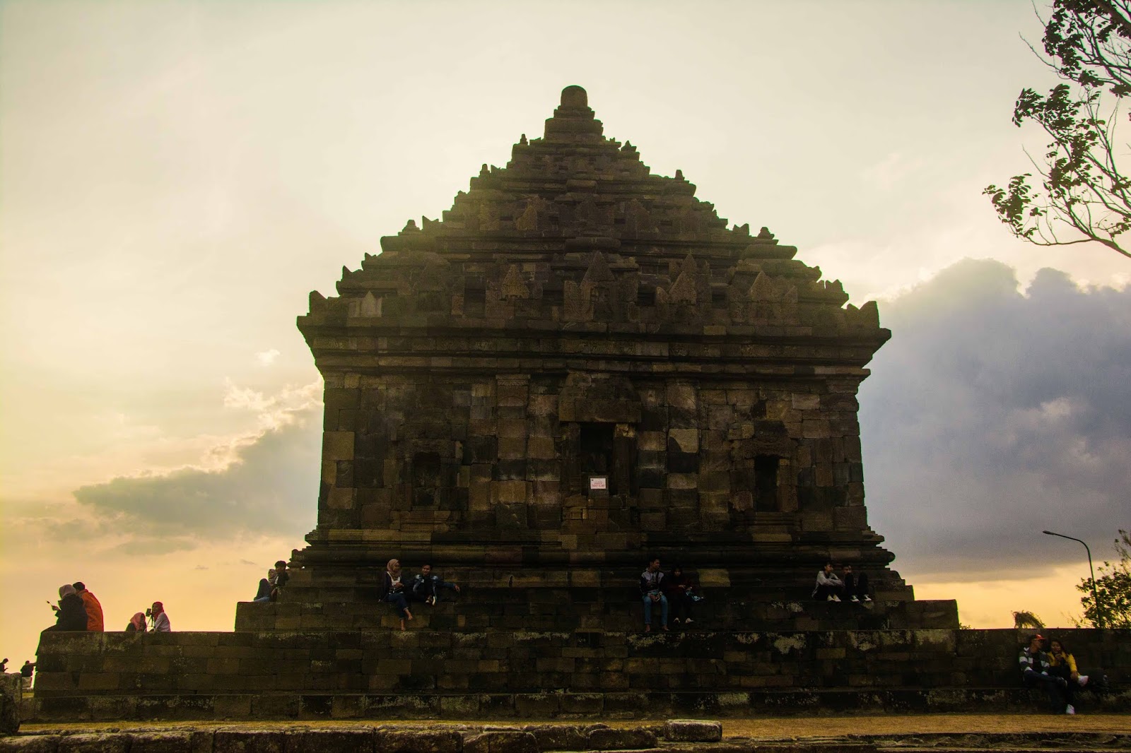 Menikmati Senja dan Sunset di Candi Ijo