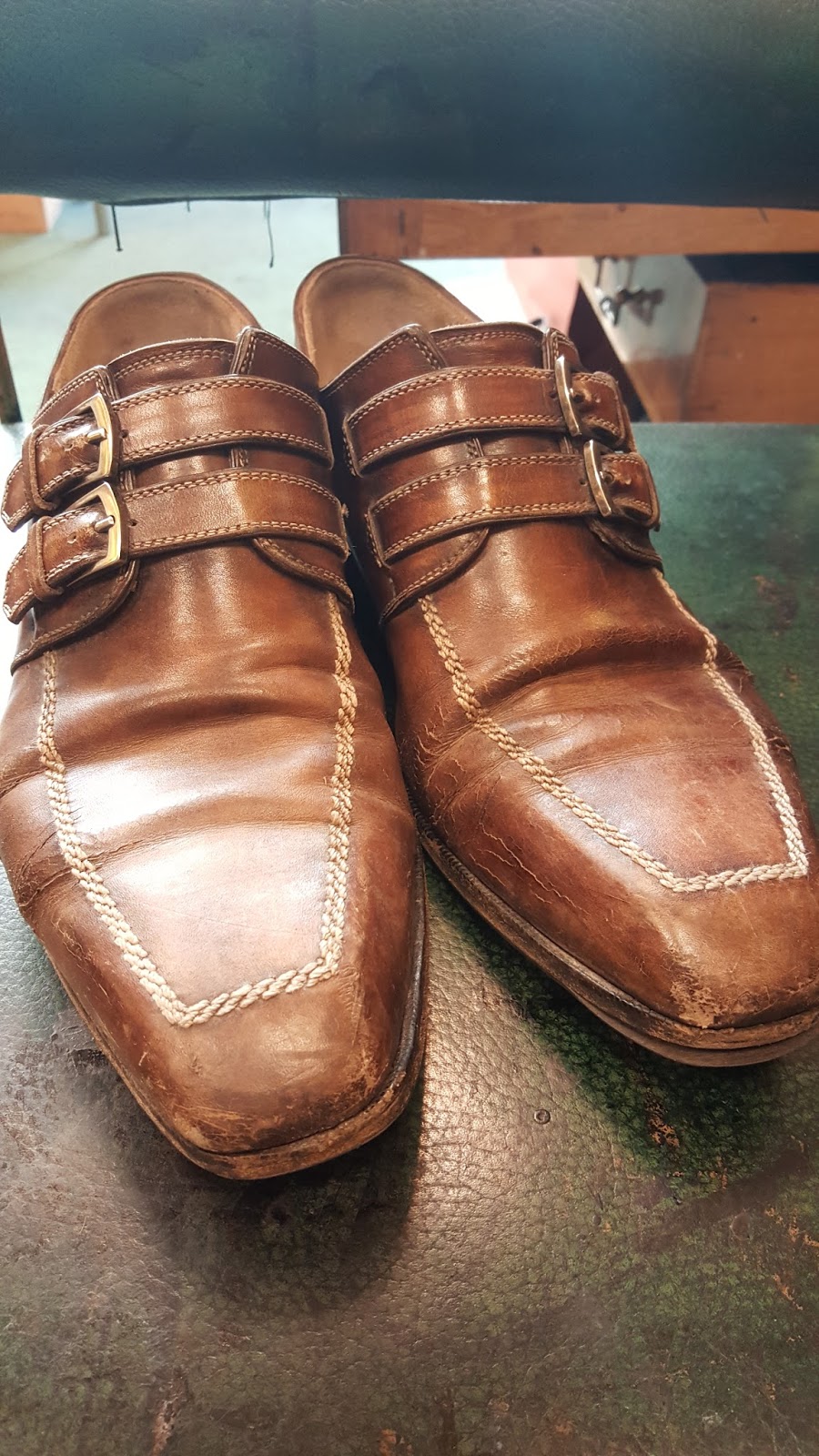 Salon cireur TALON ROUGE © Paris: RÉNOVATION D'UNE DOUBLE BOUCLES BERLUTI.