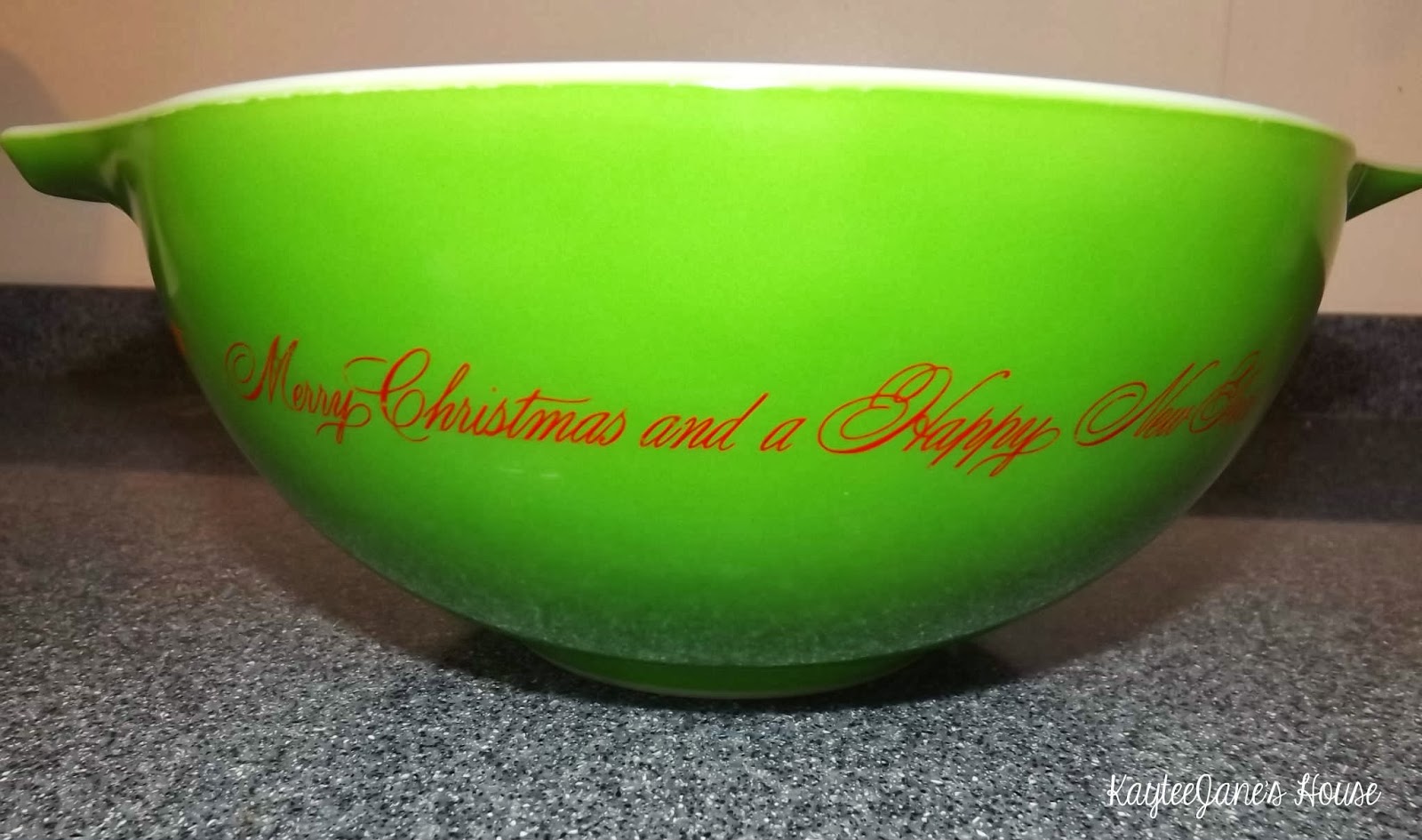 KayteeJanes House: Pyrex Christmas Bowl