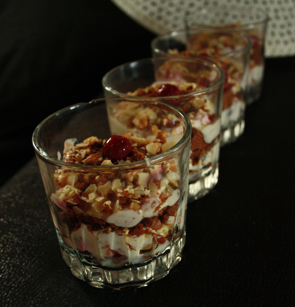 Kohvik Zacary: Magustoit kompotikirsside, pähklite ja kondenspiimaga