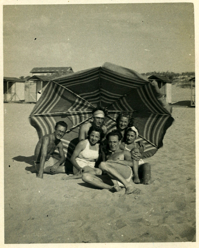 57 Found Photos Document Innocent Life at Beach in the 1930s and '40s ...