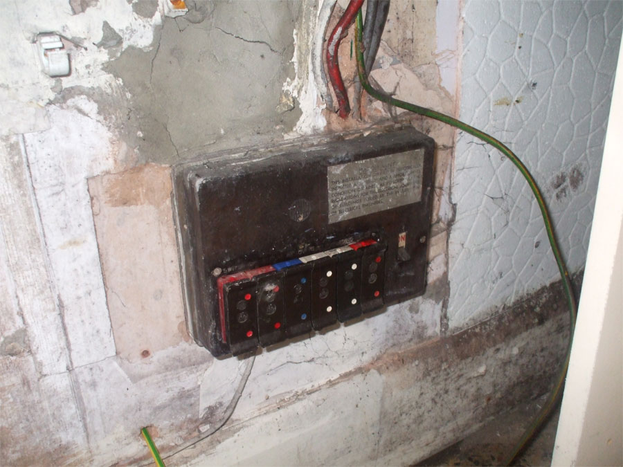 VadimsBloggsElectrician: From old Fuse box to new Consumer unit.