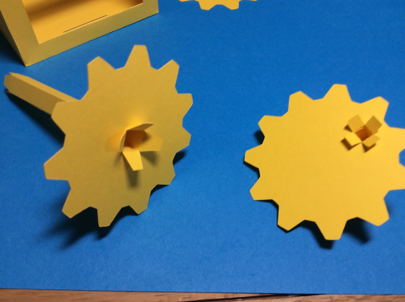 Papercrafts and other fun things: Square Gear Box