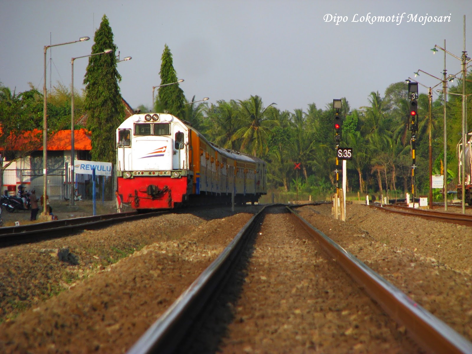 Kereta Api Indonesia: Rangkaian KA Bengawan Melintas di Stasiun Rewulu