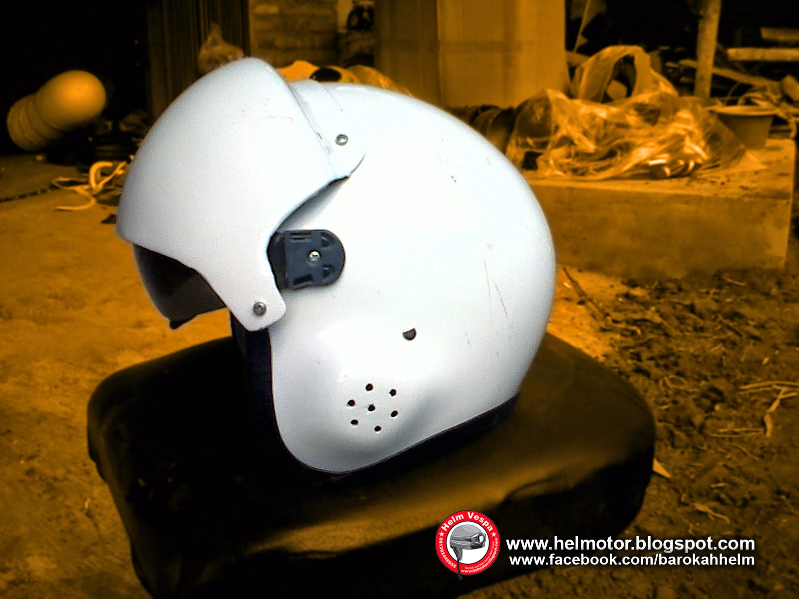Helm Pilot Putih ~ Helm Vespa