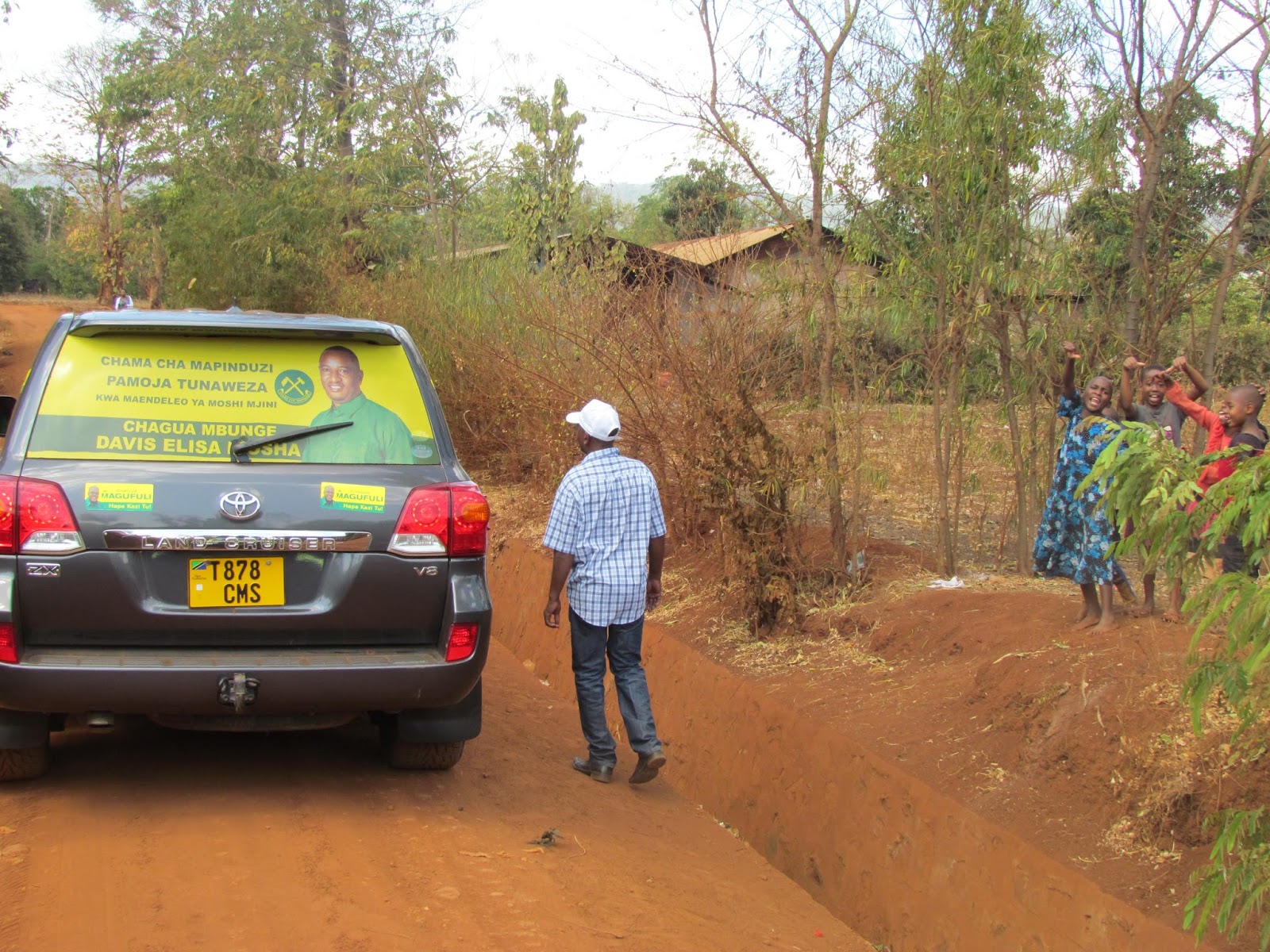 TIZAMA PICHA YA WATOTO WAKIMSHANGILIA DAVIS MOSHA | DAVIS MOSHA