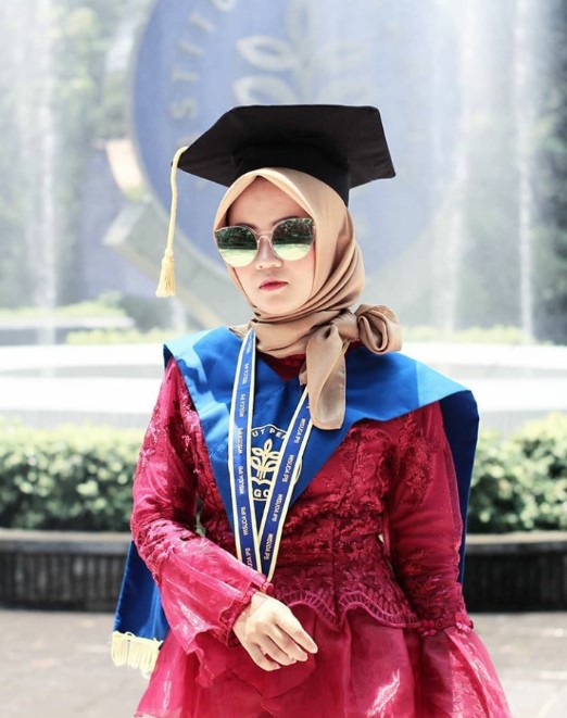 √ 42 Model Baju Wisuda yang Modern Kekinian Paling Elegan Terbaru ...