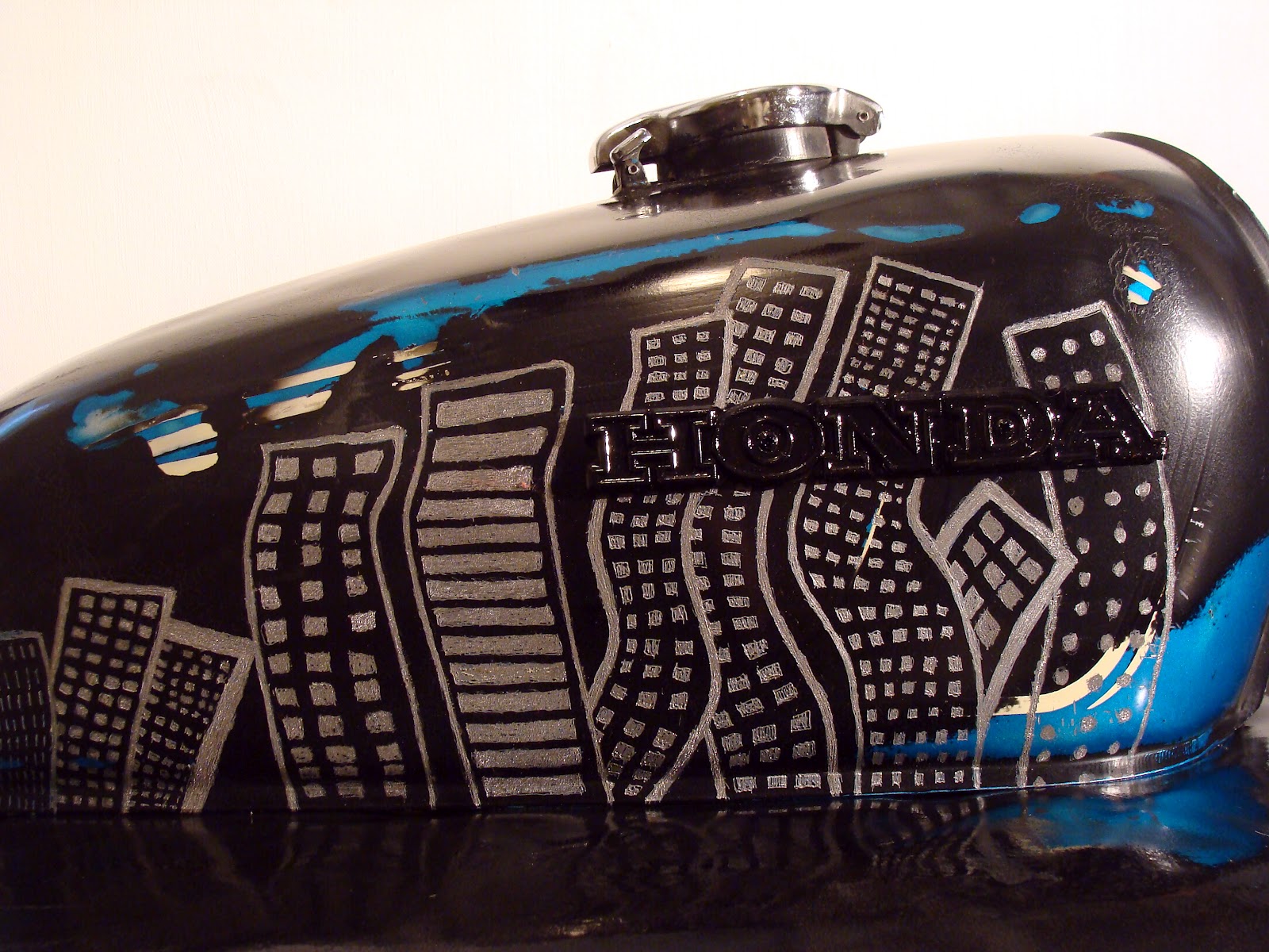 speed moto co: Engraved Fuel Tank