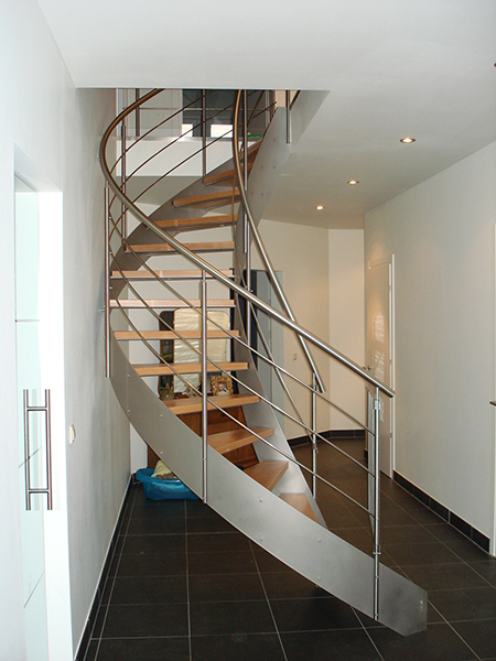 Moderne houten draaitrap met metalen leuning | Van Dinter Metaalvormgeving