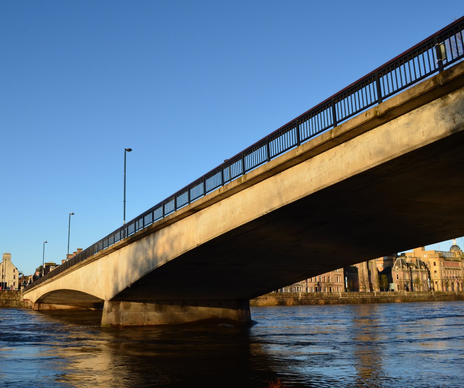 Tour Scotland: Tour Scotland Video Photographs Queen's Bridge River Tay ...