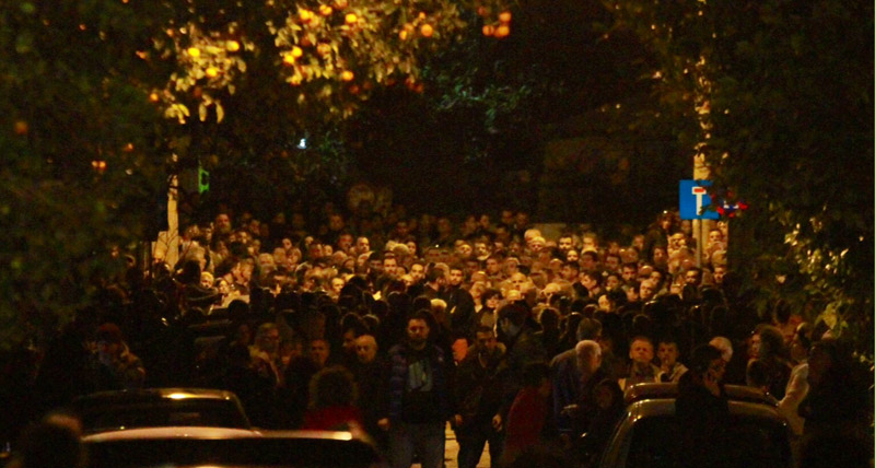 ΛΕΥΤΕΡΙΑ: ΚΟΣΜΟΣ ΣΥΓΚΕΝΤΡΩΝΕΤΑΙ ΕΞΩ ΑΠΟ ΤΟ ΣΠΙΤΙ ΤΟΥ ΠΑΝΤΕΛΙΔΗ
