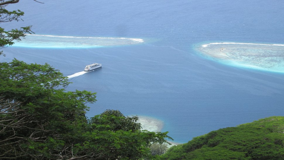 Le navire Aremiti Ferry 2 dans la passe de Vaiare