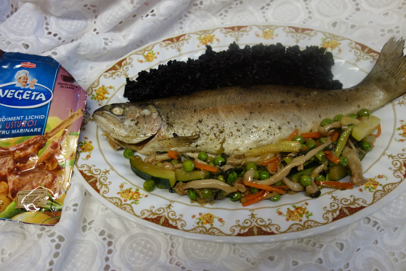 Lup de mare cu legume si orez negru