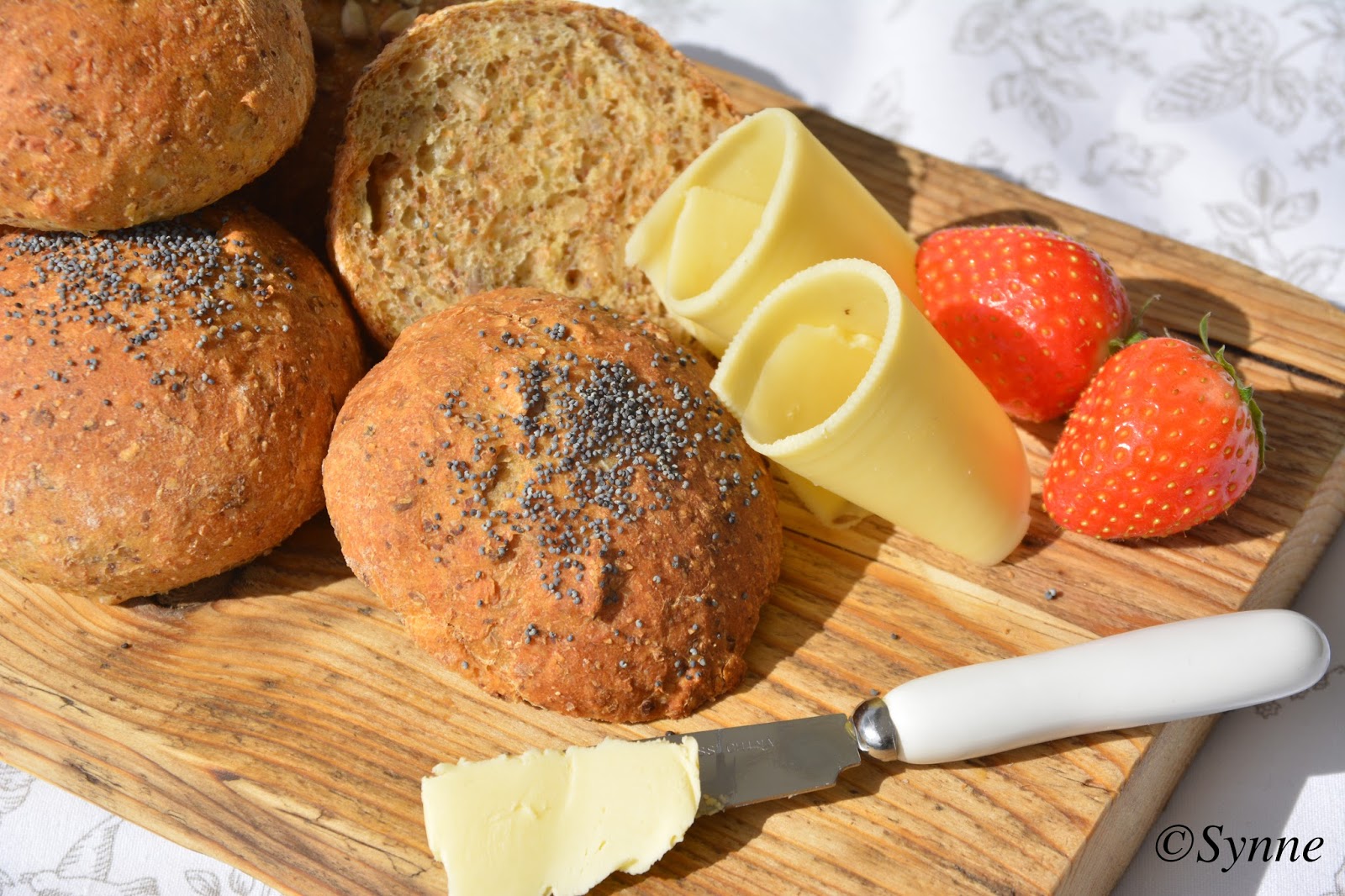 ganske enkelt: Rundstykker med raspet gulrot og solsikkefrø