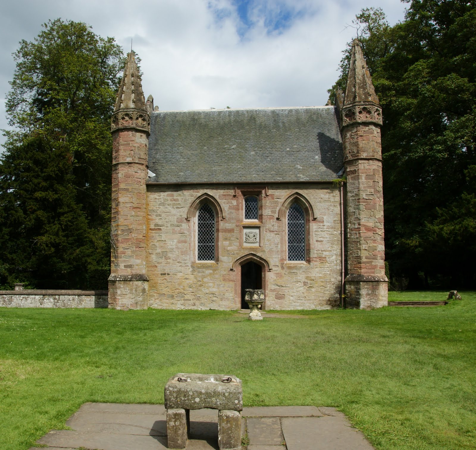 Tour Scotland: Tour Scotland Photographs Stone Of Destiny Moot Hill ...