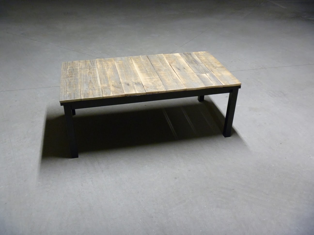 La menuiserie 503: Une table basse restaurée façon "loft industriel"
