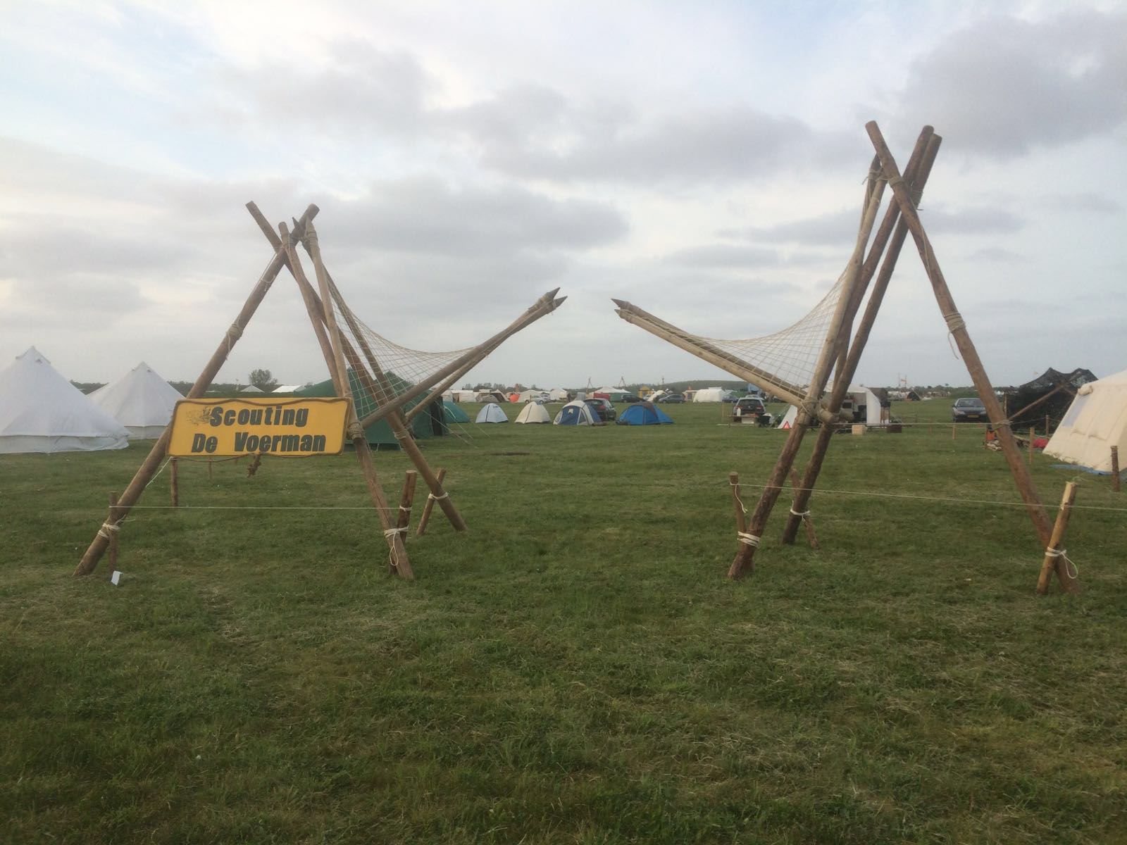 BEIJUMNIEUWS: KOUDE EN WINDERIGE PINKSTERKAMP VOOR SCOUTS DE VOERMAN