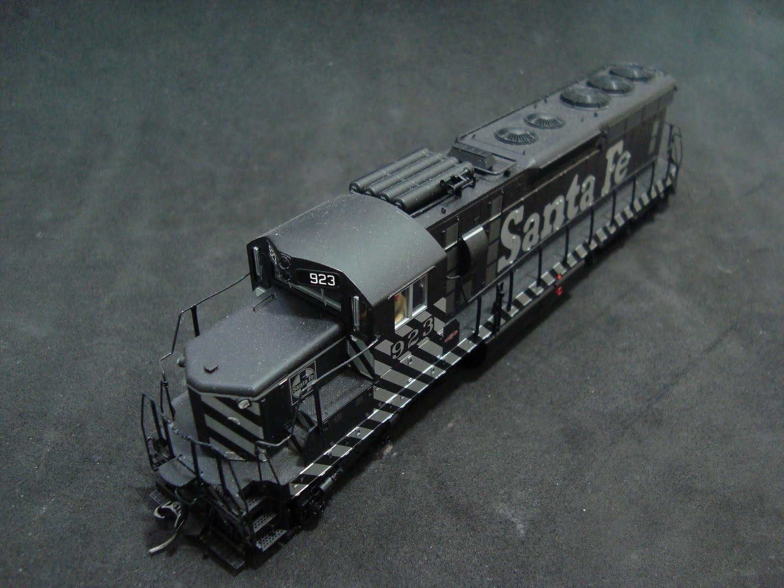 SFTRENS Ferromodelismo HO DCC: Locomotiva EMD SD24 ATSF 923 ZEBRA ...