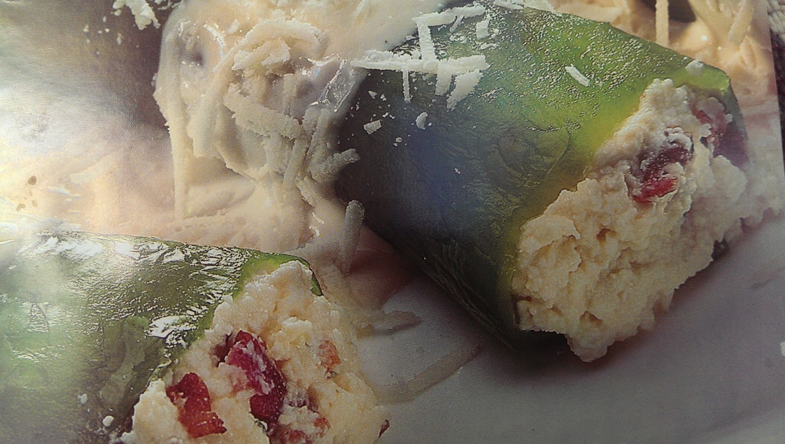 DELICIAS PARA TU PALADAR: Ajíes Cubanela Rellenos en Salsa de Tocineta