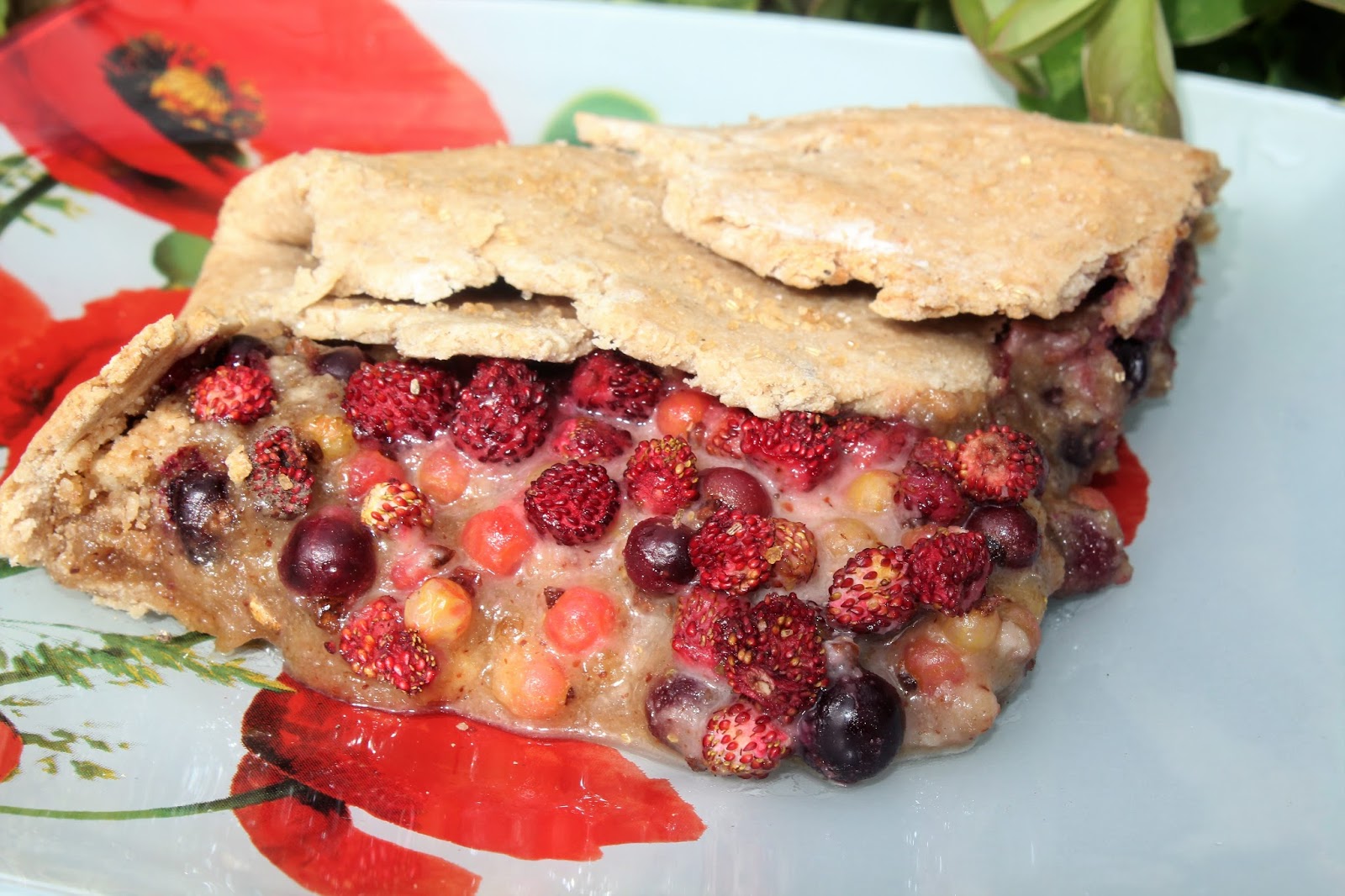 Tarte rustique aux fruits rouges et crème d'amandes aux fleurs de sureau