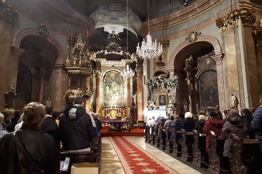 Letitia svetu: Dušičkové výlety: Sv. omša v krypte Trinitárov