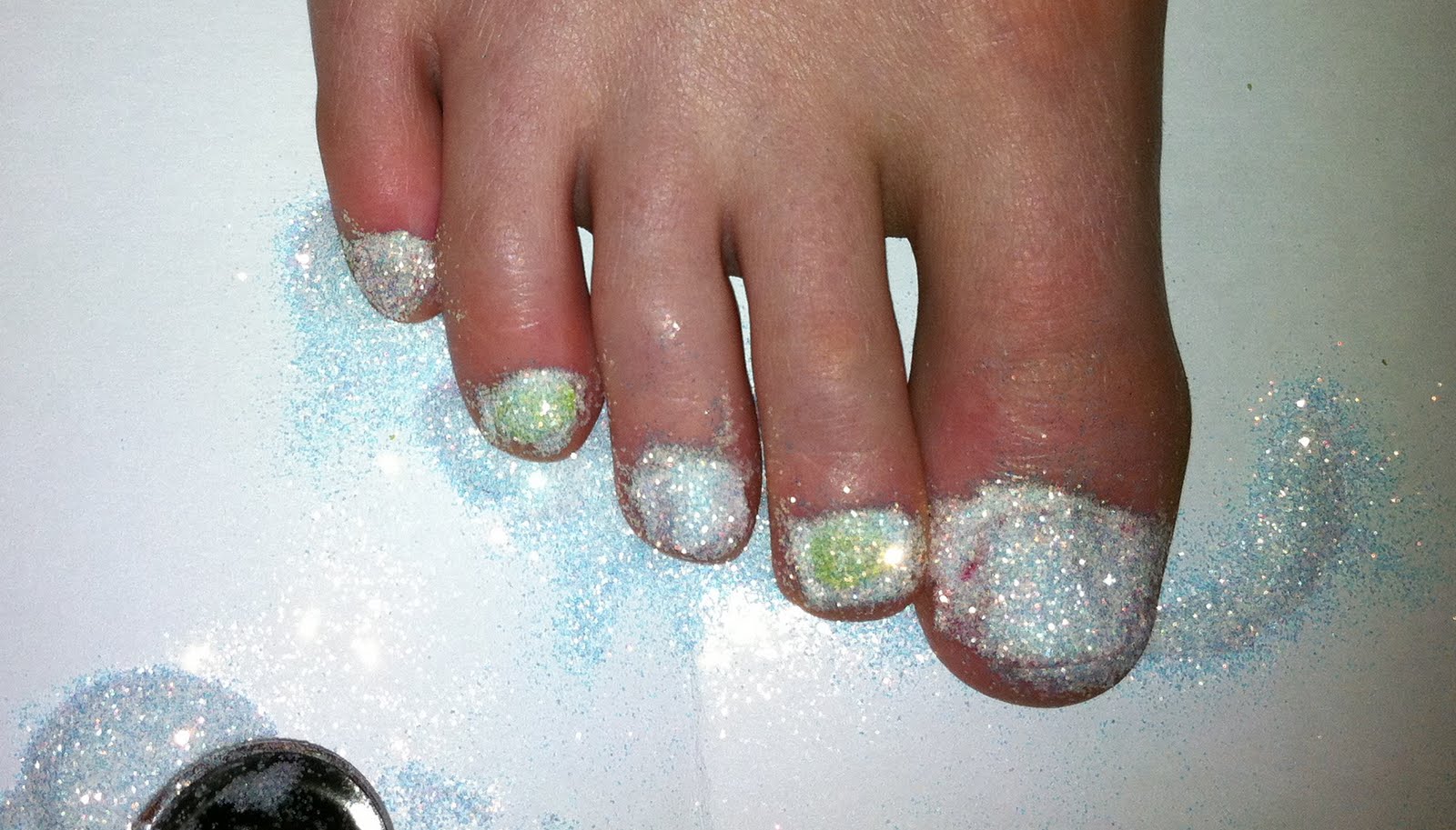 A Savvy Life: A Savvy Craft - Cheap Glitter Toes