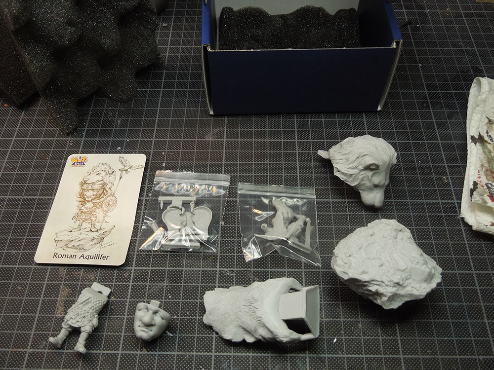 MU 39 - Roman Aquilifer, Nuts Planet | planetFigure | Miniatures