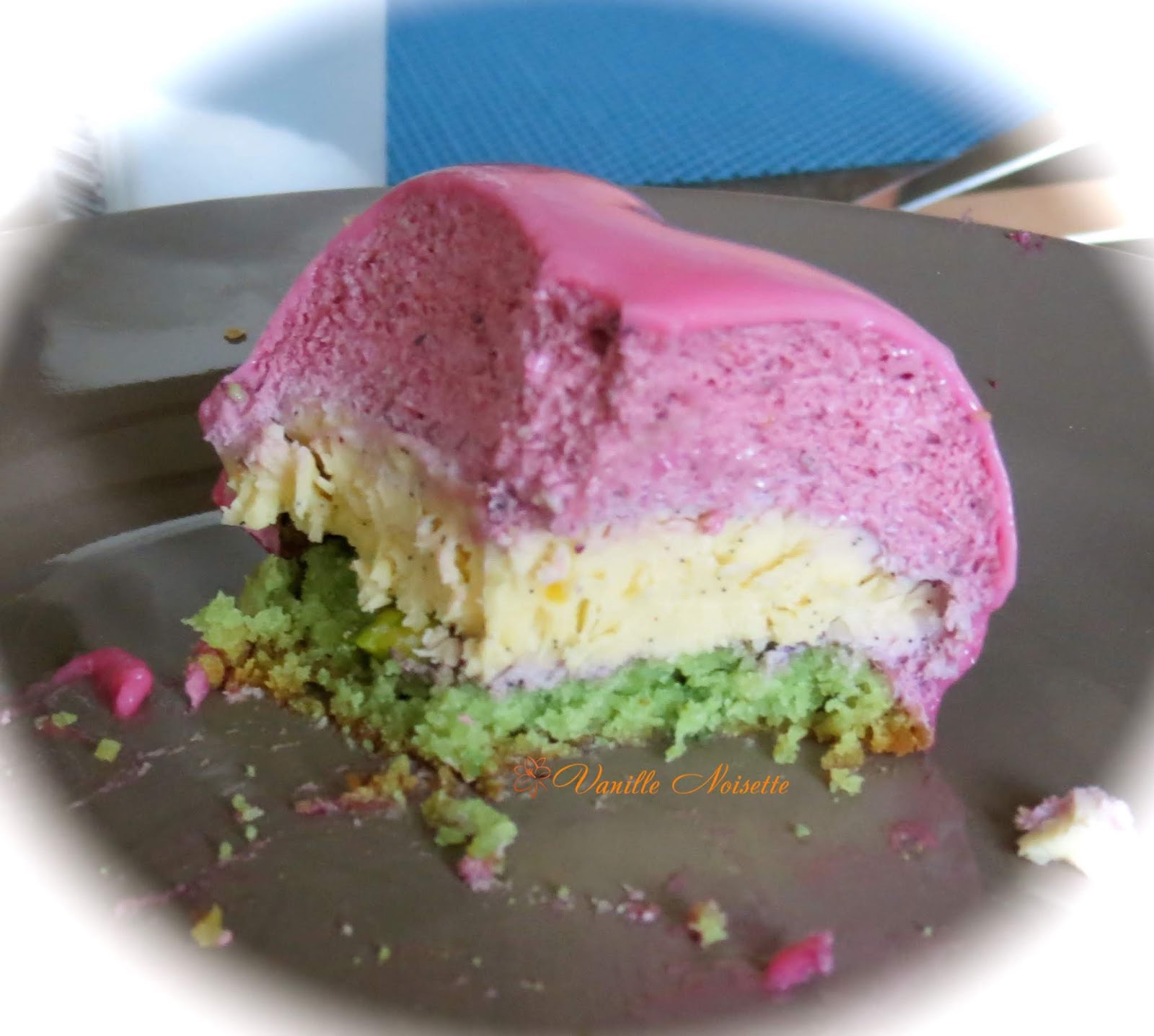 Vanille Noisette : ENTREMETS FRUITS ROUGES ET PISTACHE