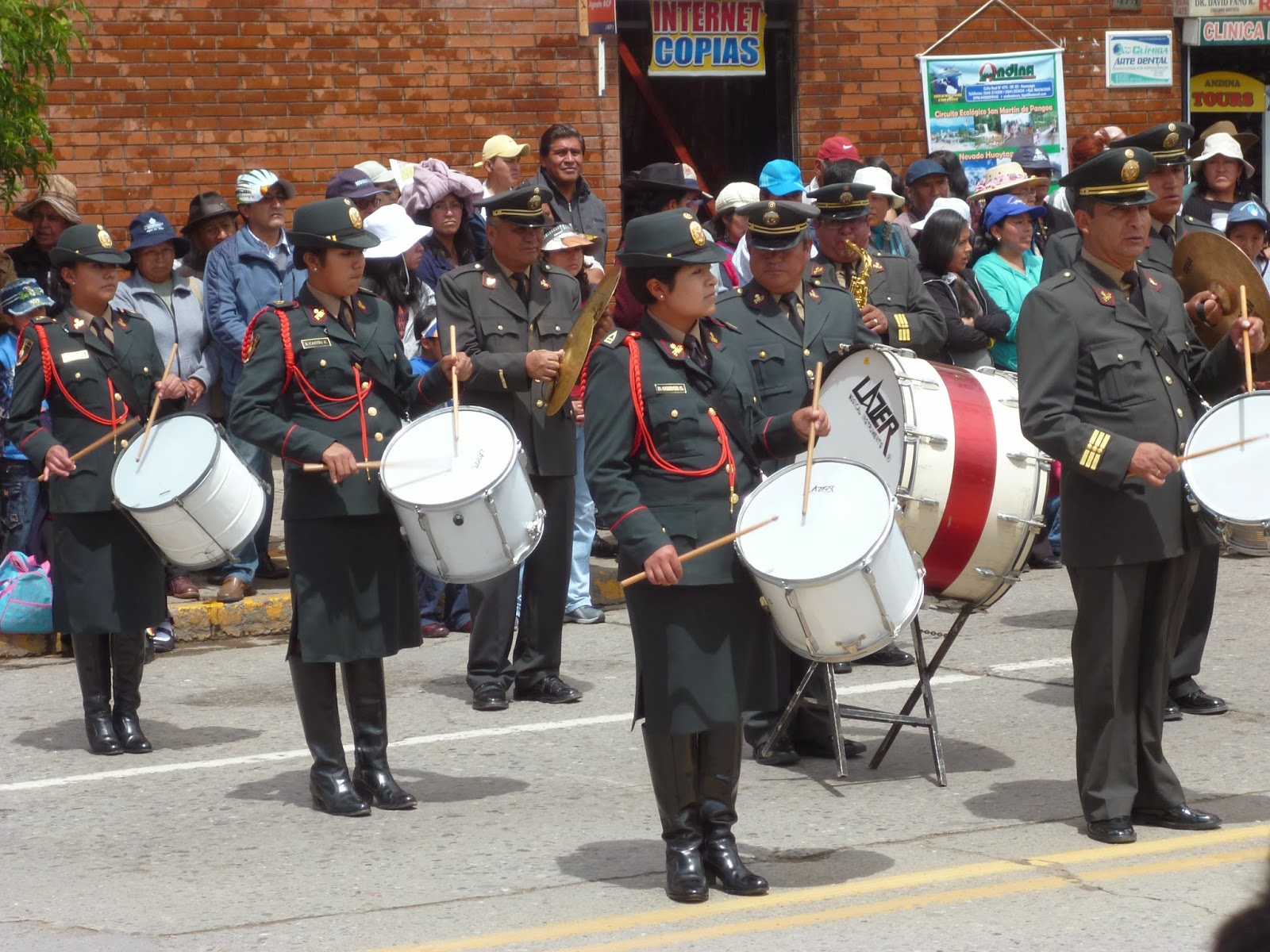 "Group 10 Noticías-Huancayo": La banda de músicos de la PNP viste ...