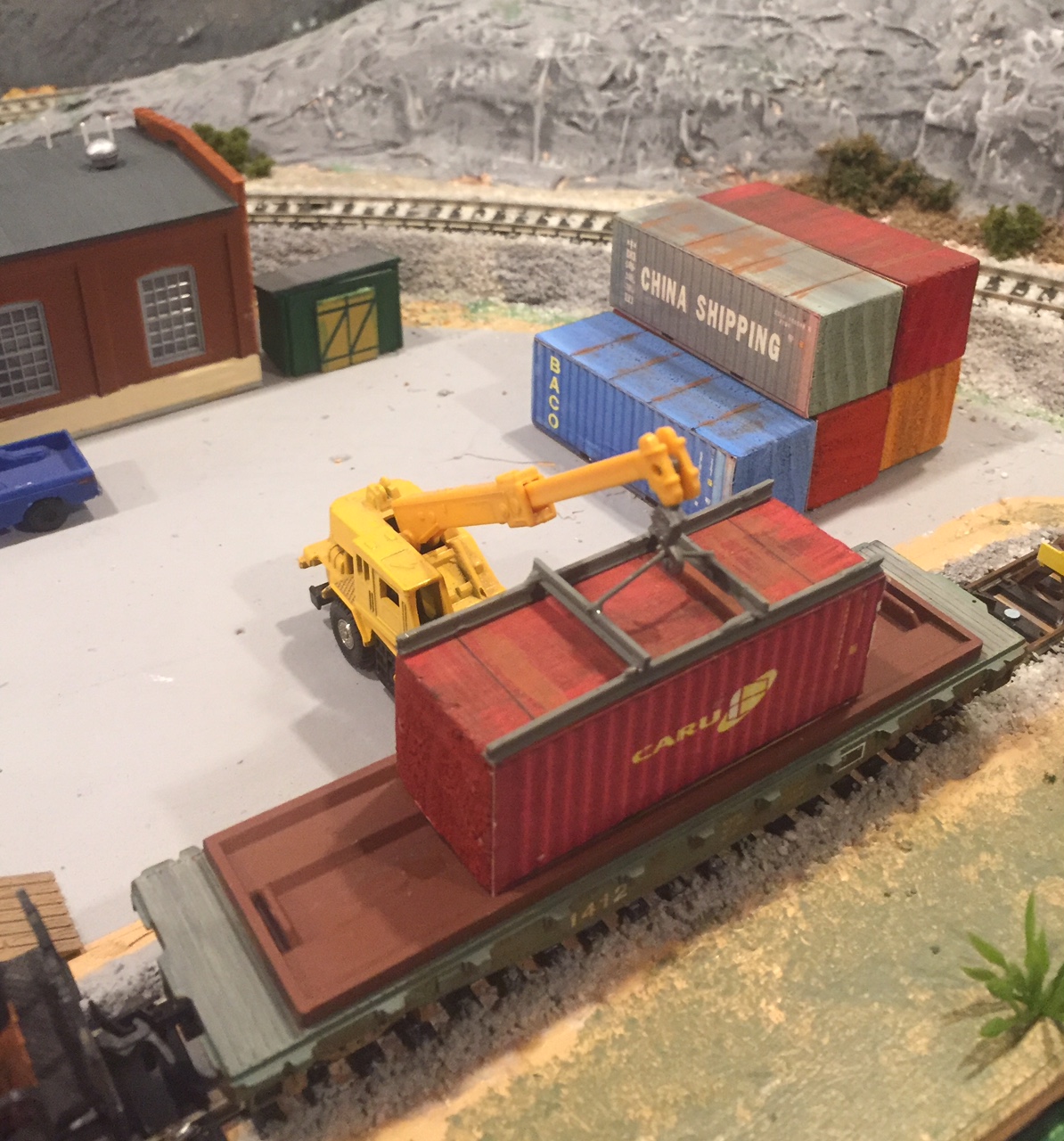The Model Railroad Luddite: Lifting 20' containers at Kenton