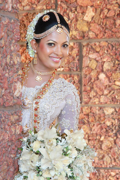MEHANDI DESIGNS WORLD: sri lankan bridal kandyan style